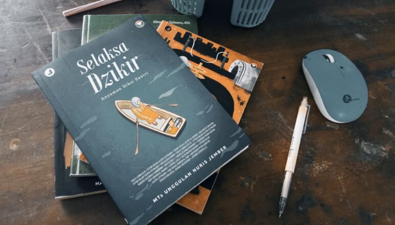 Resensi Karya Sastra MTs Unggulan Nuris : Album Monokrom | Pesantren ...